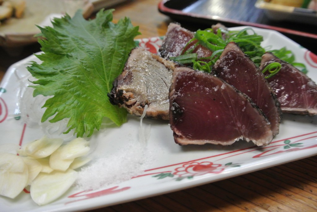 Katsuo no tataki, eating locally in seaside Kochi! - VOYAPON